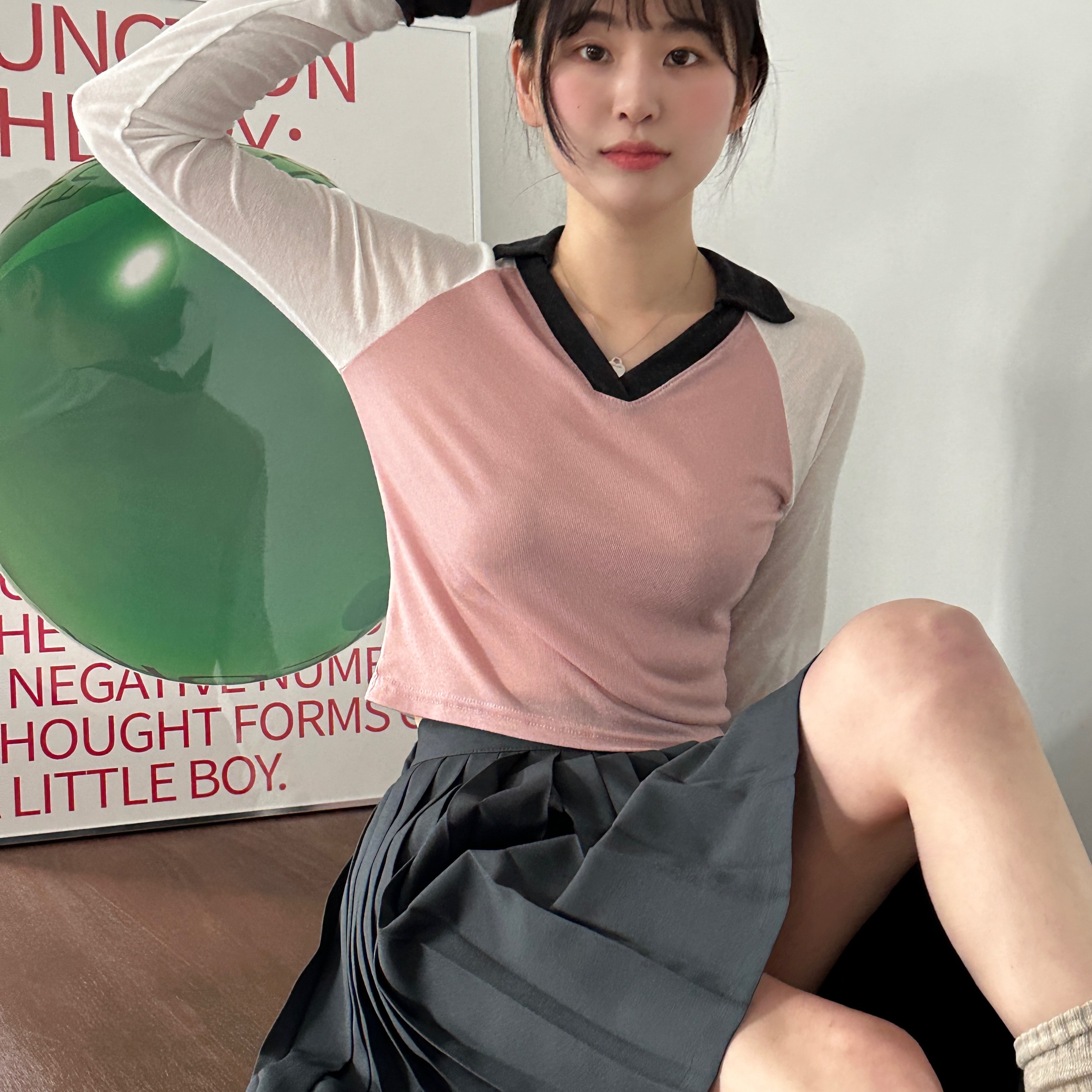 カラーVネッククロップド長袖Tシャツ(2color) | ファッション通販サイト NUGU