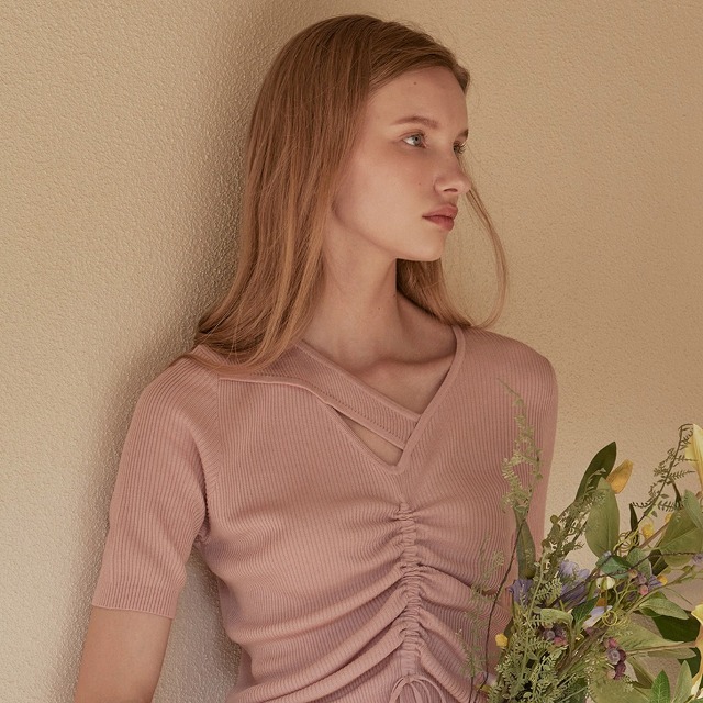 Cutout neck shirring knit | NUGU