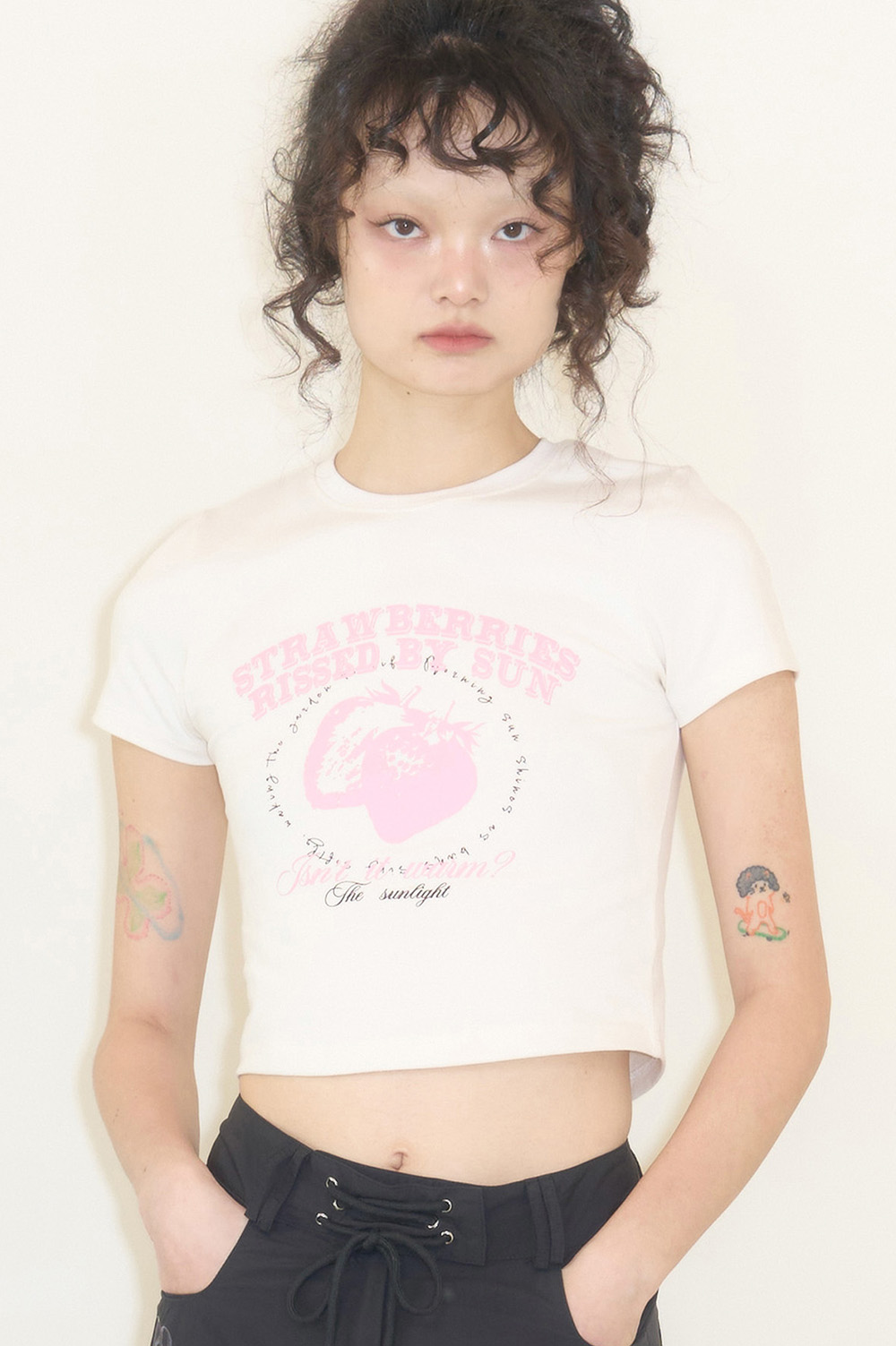 STRAWBERRY FITTED T-SHIRT CREAM | ファッション通販サイト NUGU