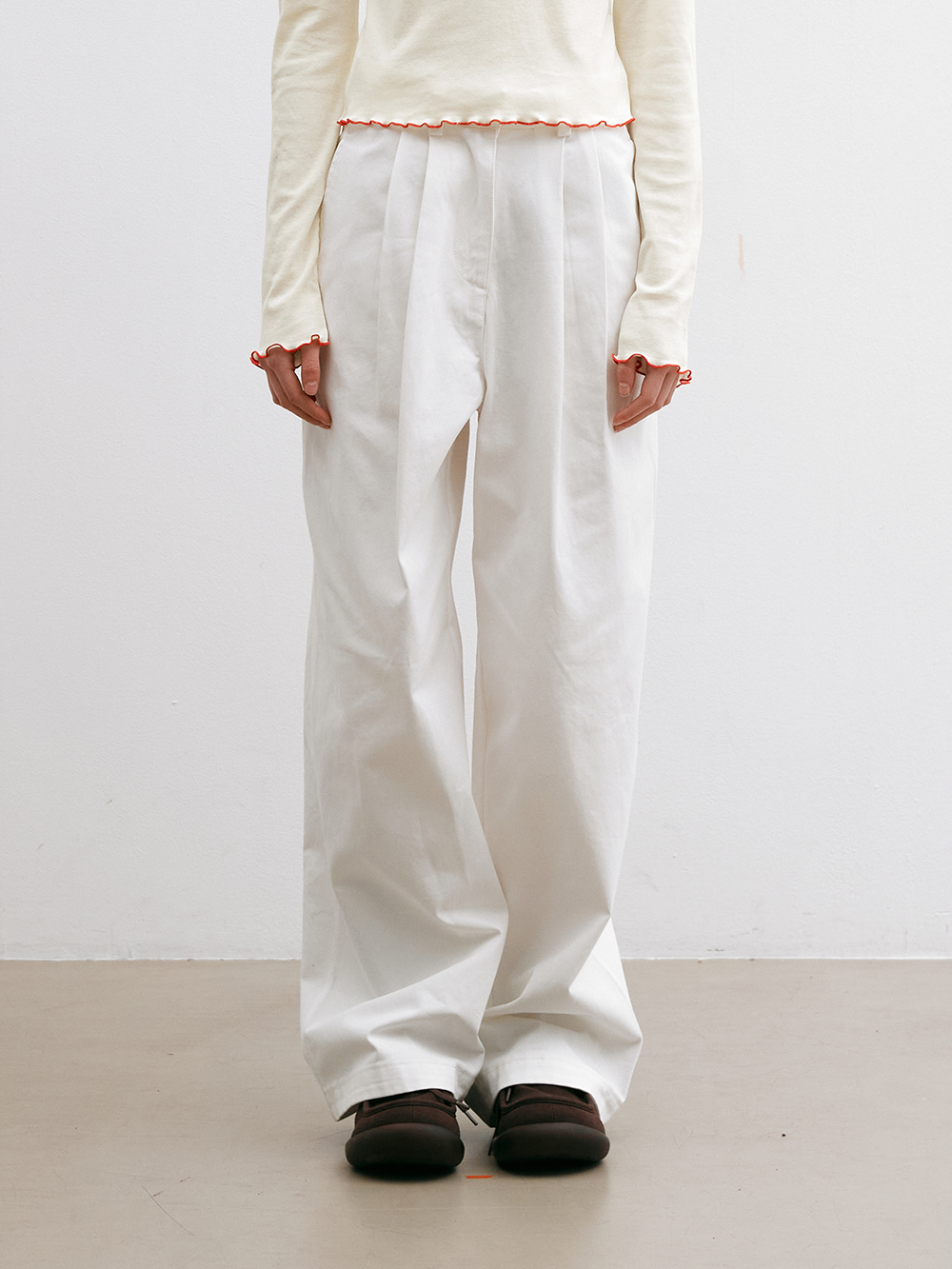 Relaxed Two-Tuck Cotton Pants White | ファッション通販サイト NUGU