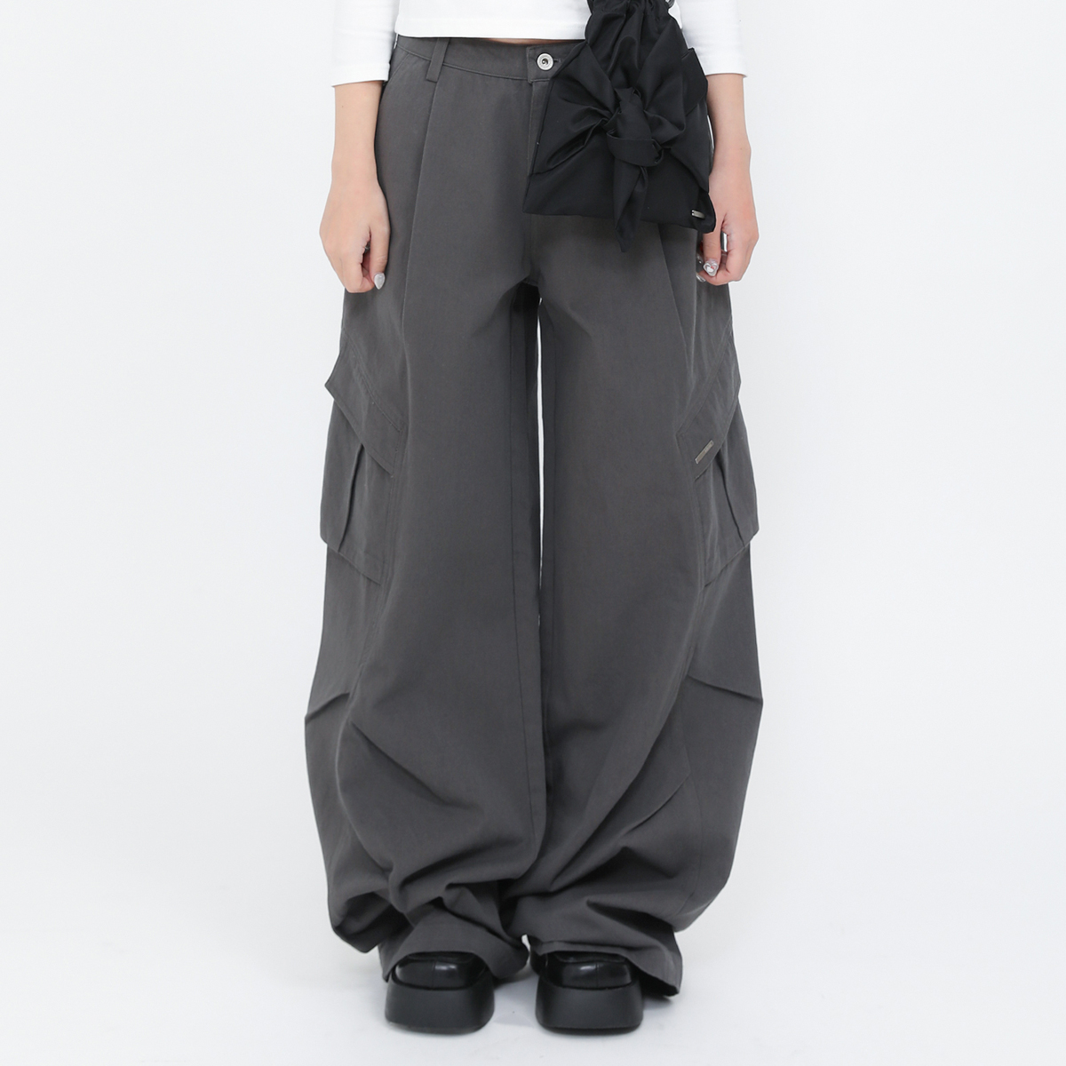 Pocket pintuck wide pants CHARCOAL | ファッション通販サイト NUGU